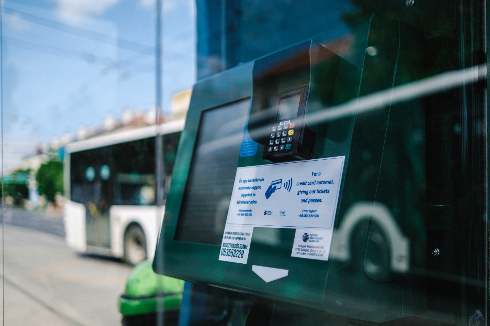 Bankkártyával szinte bármilyen jegyet és bérletet vehetünk az SZKT új ...